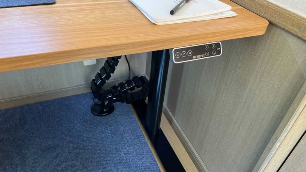 【レビュー】デスクから垂れ下がるケーブルが気になる！？「FLEXISPOT ケーブルダクト CMP017」を購入しました