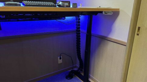 【レビュー】デスクから垂れ下がるケーブルが気になる！？「FLEXISPOT ケーブルダクト CMP017」を購入しました