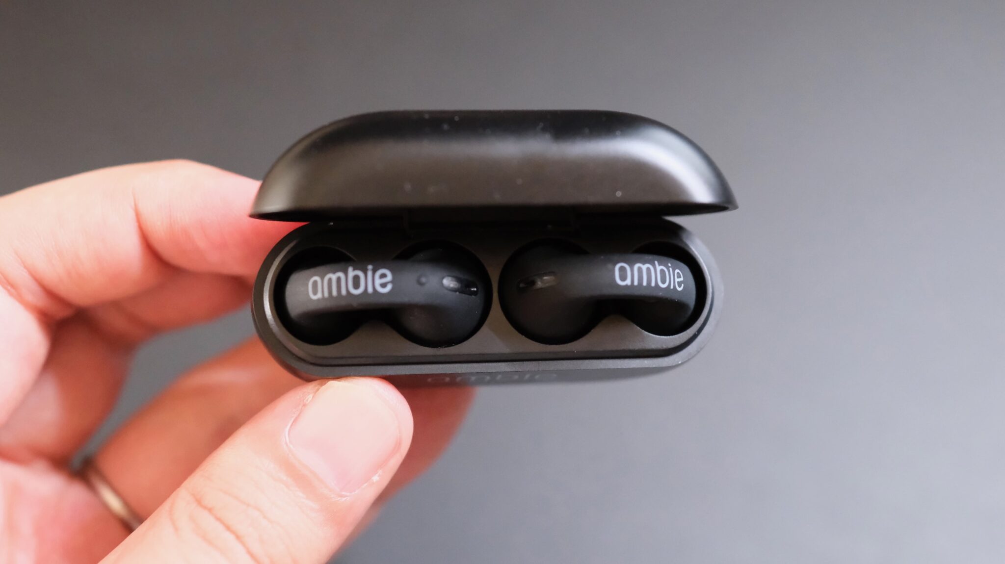 【レビュー】ambie sound earcuffs AM-TW01 を購入しました。長時間装着しても耳が痛くなりません
